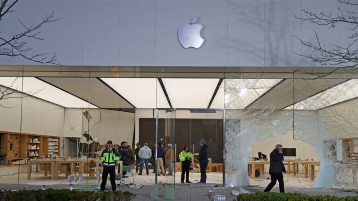 Victims of Hingham Apple store crash to file lawsuit