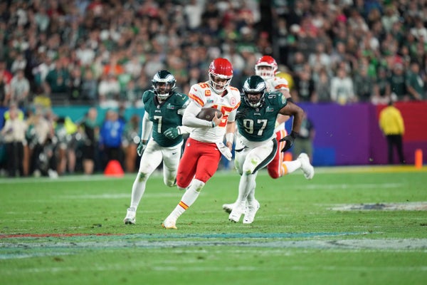 Watch: Rob Gronkowski, Adam Vinatieri train together in Super Bowl ad