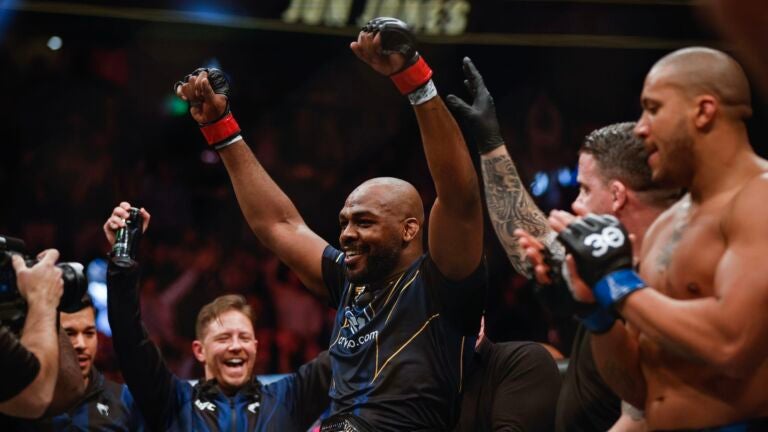 Jon Jones returns to win UFC heavyweight title in 1st round