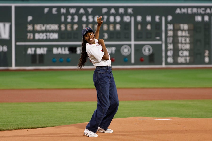 Ayo Edebiri throws first pitch ahead of Red Sox-Yankees game
