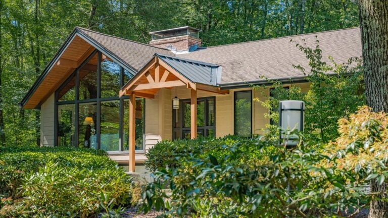 Home of the Week: In raised ranch, '76 gets eighty-sixed