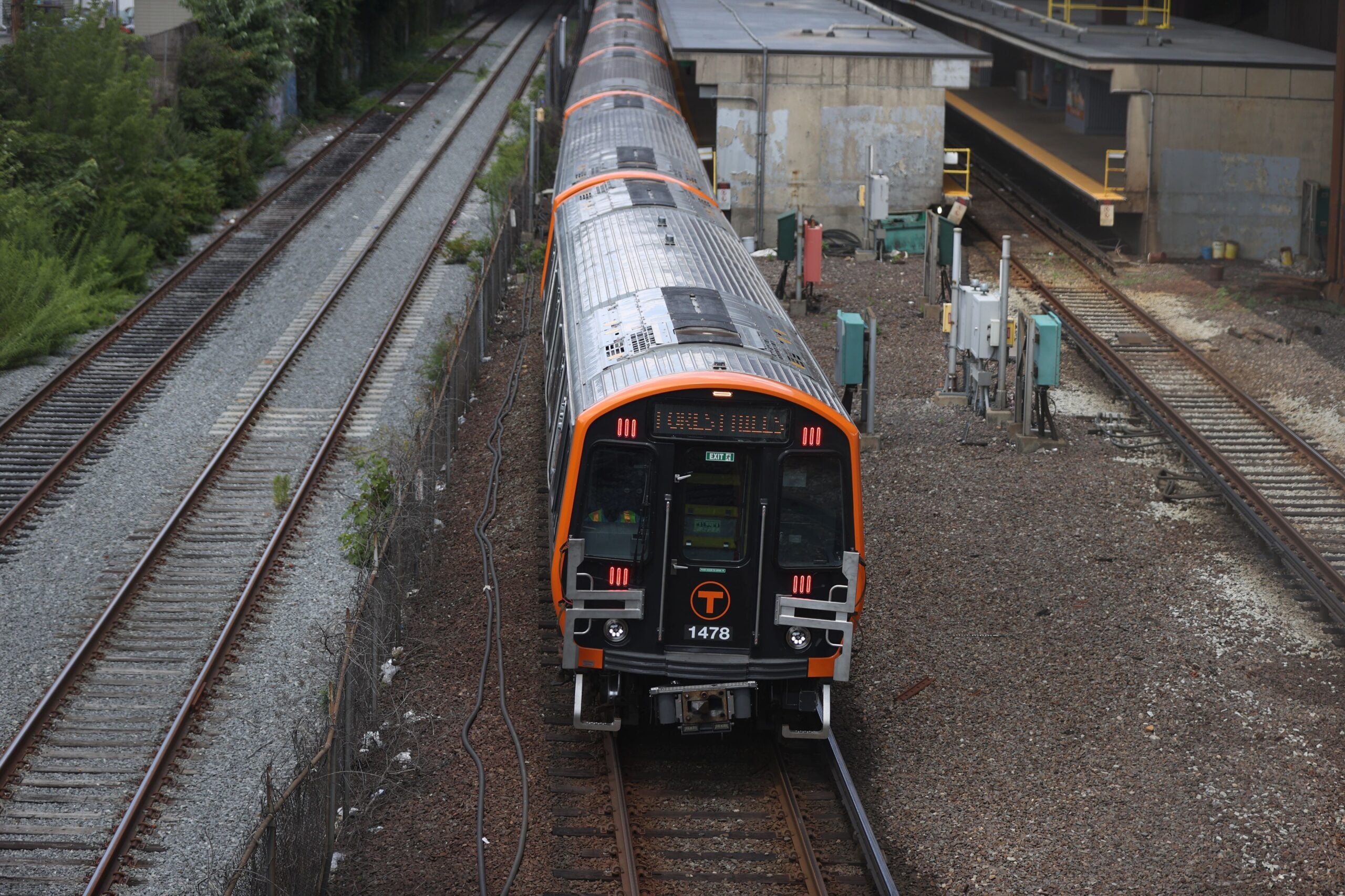 Broken track leads to delays, shuttle buses on Orange Line