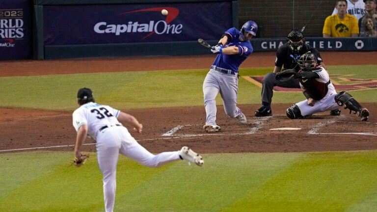 Seager's HR helps Rangers beat D-Backs in Game 3 of WS, 3-1