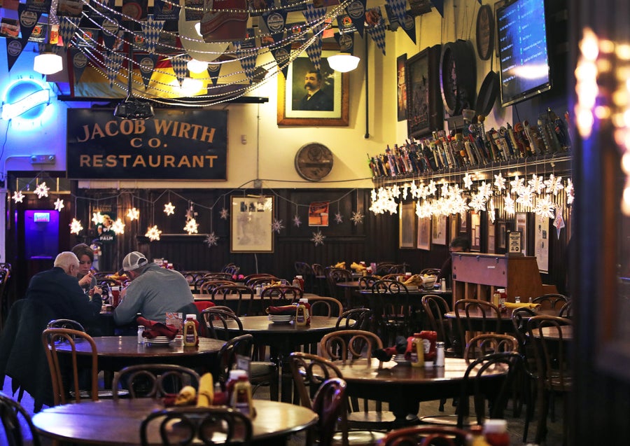 Eat vegan lobster rolls and clam chowder at this new Seaport restaurant