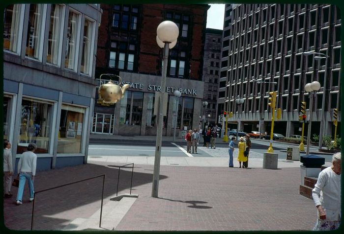 What's the story of the giant tea kettle near Government Center?