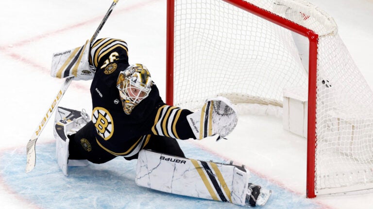 Linus Ullmark honors Bruins legends with custom goalie mask