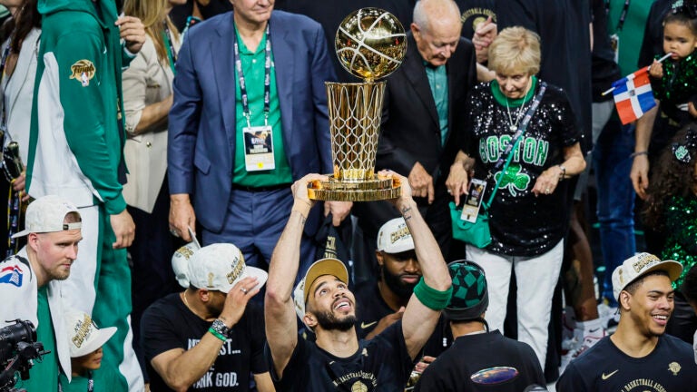 Tom Brady, Pedro Martinez & others react to Celtics’ 18th title