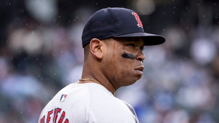 Rafael Devers to miss at least one game with knee soreness