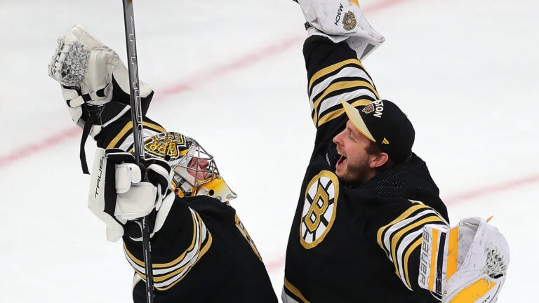 Linus Ullmark plans on retiring goalie hug as time with Bruins ends