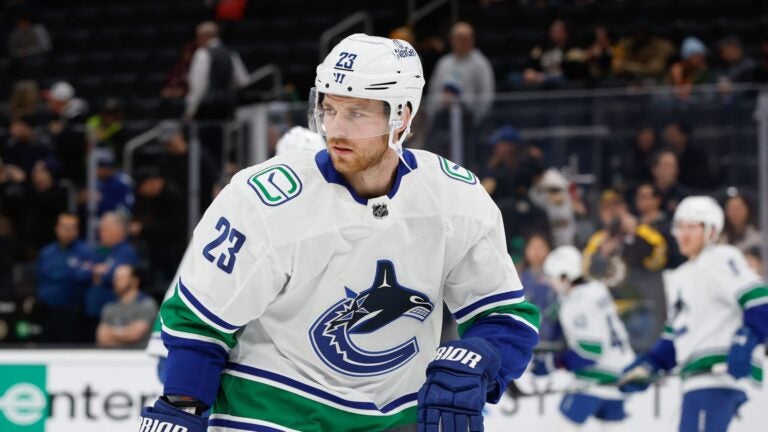 5 things to know about new Bruins center Elias Lindholm