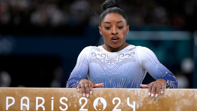 Simone Biles slips off the balance beam, misses an Olympic medal