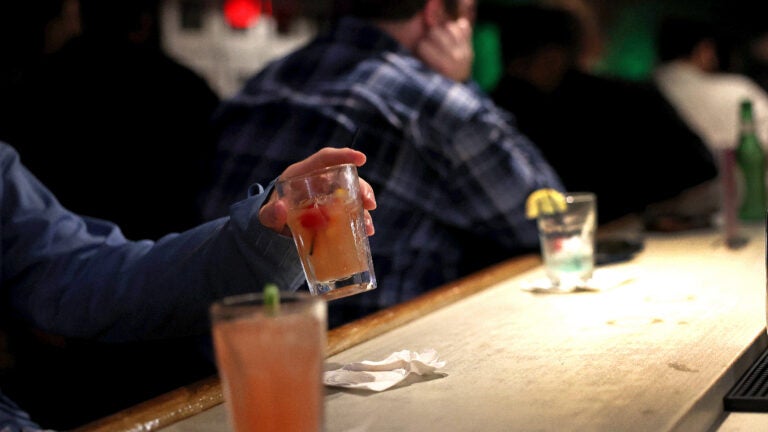 Mass. lawmakers reach agreement on Boston liquor license bill