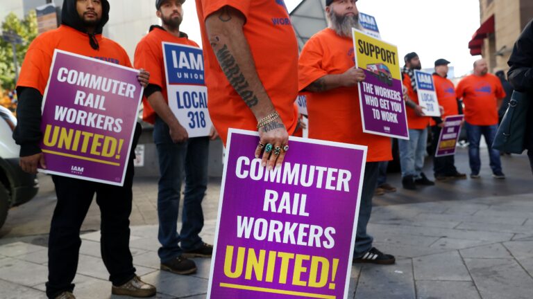 9 unions reach deal with Commuter Rail operator Keolis