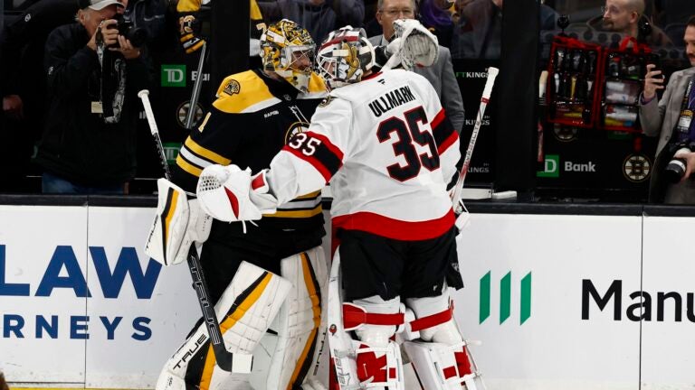 Ullmark shares hug with Swayman, salutes Bruins fans after tribute