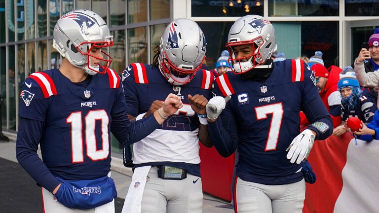 Patriots pull Drake Maye after 1 series vs. Bills, Joe Milton in at QB