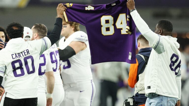 Tom Brady, Bill Belichick, and more welcome back Randy Moss