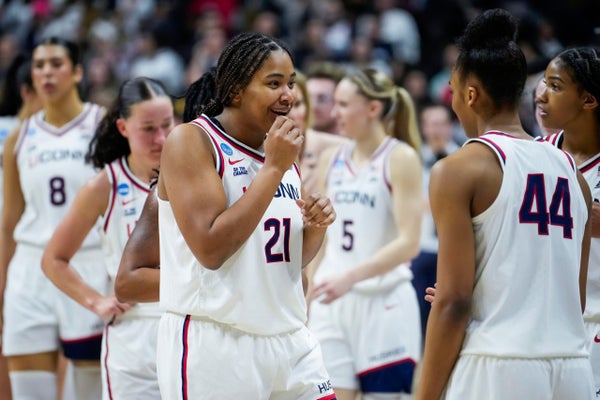 Inside Sarah Strong's dominant freshman season for UConn