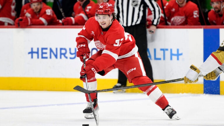 Red Wings top Bruins 2-1, Boston loses eighth straight