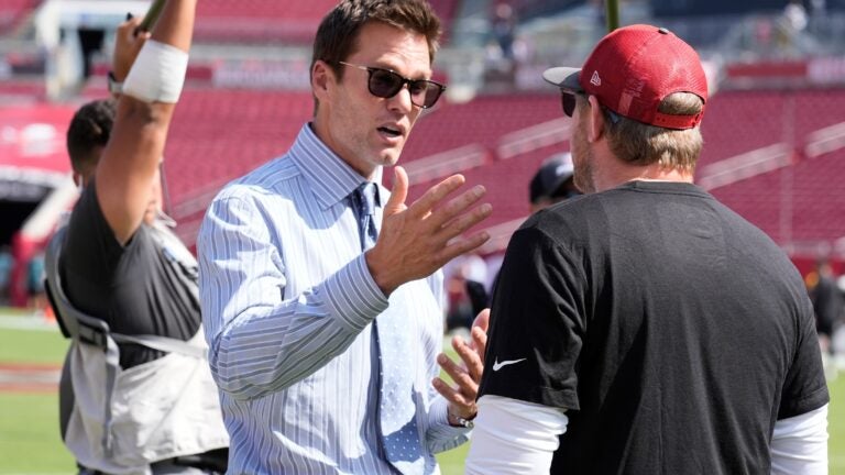 Tom Brady says he can't bend middle finger on throwing hand