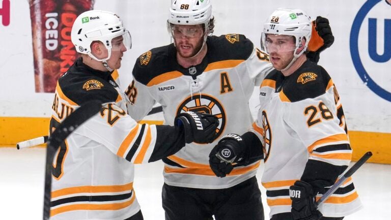 Lindholm and Korpisalo lead Bruins to 4-1 victory over Penguins