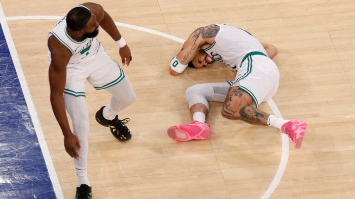 Jayson Tatum leaves Celtics' Game 4 loss to Knicks with leg injury