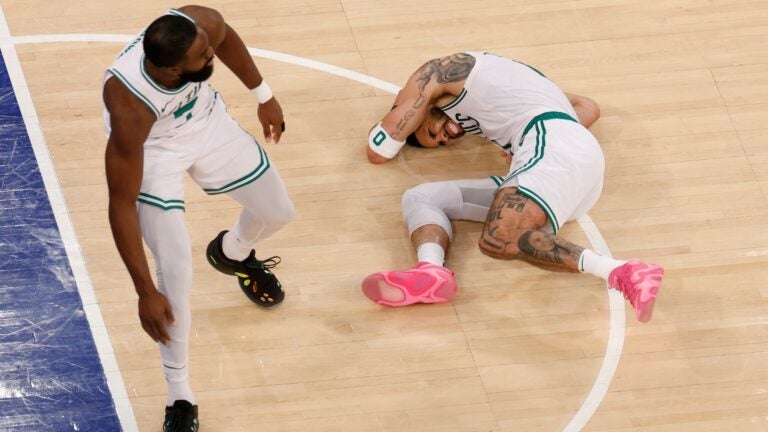 Jayson Tatum leaves Celtics' Game 4 loss to Knicks with leg injury