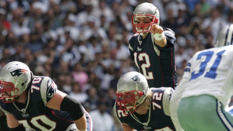 Irving, TX 10/14/07 The New England Patriots quarterback Tom Brady points out the defense coverage during 1st quarter action against the Dallas Cowboys at Texas Stadium on Tuesday October, 14, 2007. (Matthew J. Lee/Globe Staff Photo) Library Tag 10162007