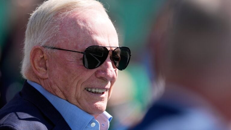 NFL fines Jerry Jones $250,000 for obscene MetLife gesture