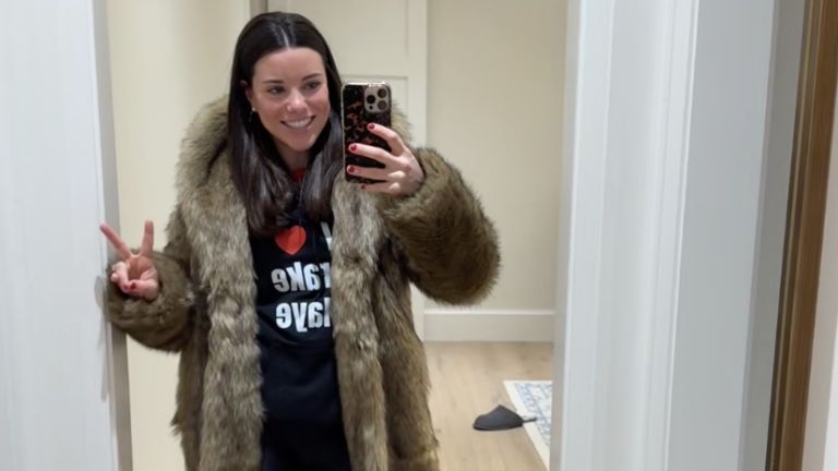 Ann Michael Maye wears fan favorite sweatshirt at Patriots game