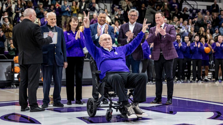 Holy Cross dedicates court to Bob Cousy