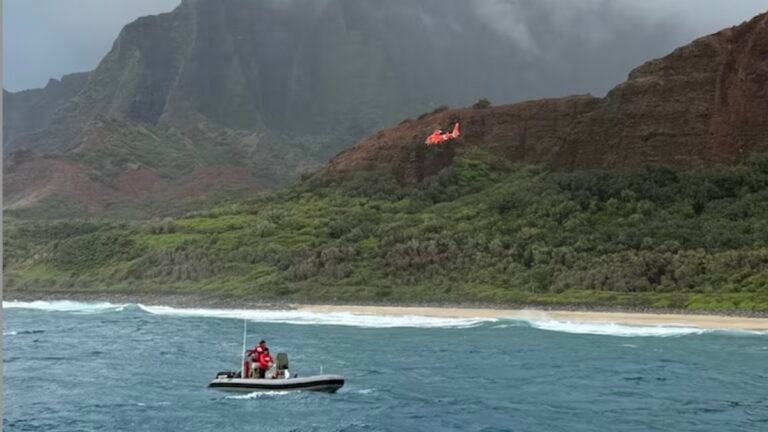 2 people from Mass. killed when helicopter crashes in Hawaii
