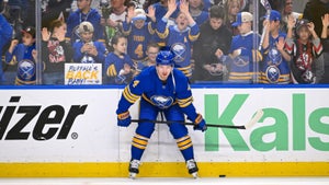 Buffalo fans rescued the Canadian anthem after singer's mic cut out