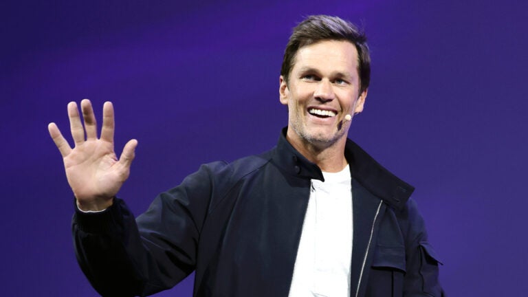 Tom Brady trolls Kevin Hart with 'newborn-sized- jersey