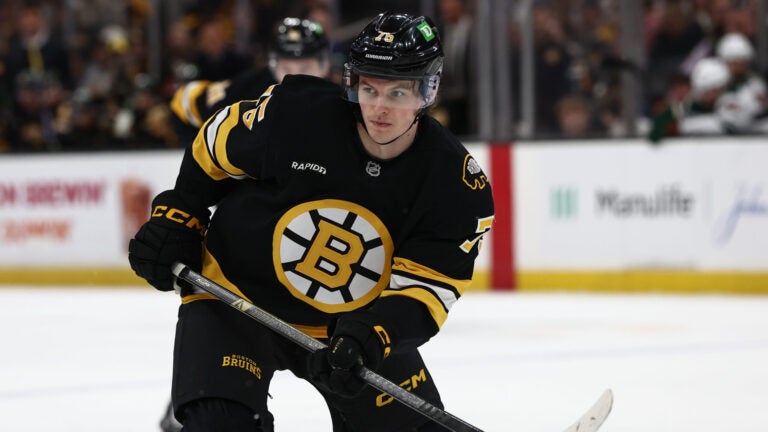 Bruins re-sign Lukas Reichel to a 1-year contract