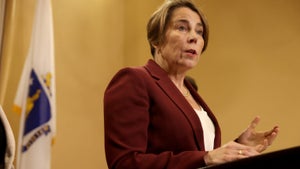Healey backs bill to keep Mass. bars open until 3 a.m. this summer